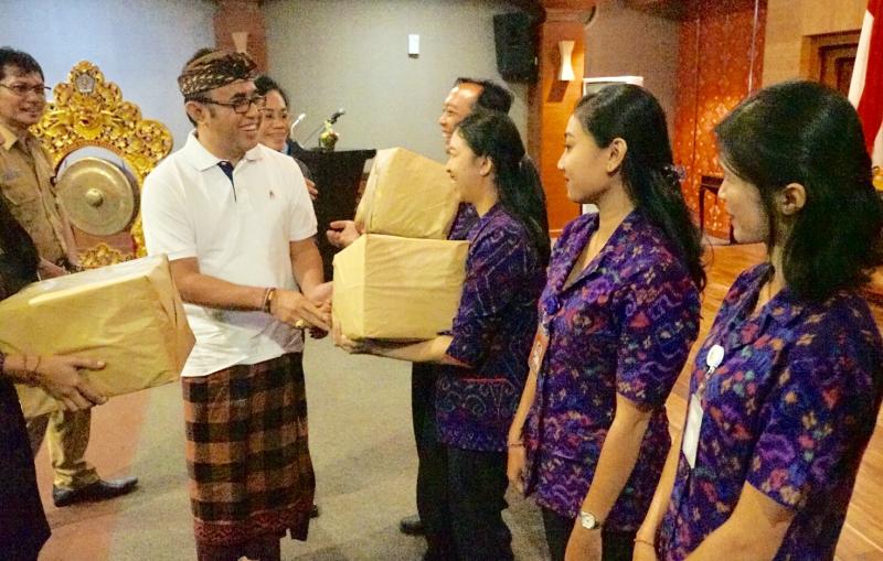 482 Jumatik dan Petugas Fogging Terima Bingkisan | Bali Tribune